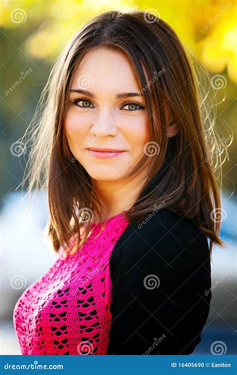 Ritratto Di Bella Ragazza Fotografia Stock Immagine Di Brunetta