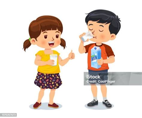 우유 한 잔과 우유를 마시는 소년을 들고 있는 귀여운 소녀 마시기에 대한 스톡 벡터 아트 및 기타 이미지 마시기 아이