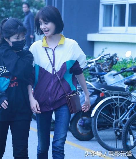 鄭爽新劇已轉戰上海取景拍攝，「經典款」校服穿出時尚范！ 每日頭條