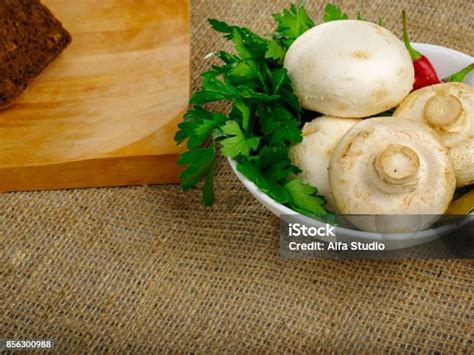 버섯과 파 슬 리 니트 침구와 나무 테이블에 야채와 함께 화이트 플레이트 식품 개념입니다 0명에 대한 스톡 사진 및 기타 이미지