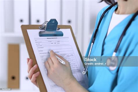 클립보드 근접 촬영에 의료 양식을 작성 여성 의사 의사 병원에서 하 고 처방전을 줄 준비가 도움을 그의 환자를 검사 마무리 의료 보험 및 의학 Concep 개념에 대한 스톡