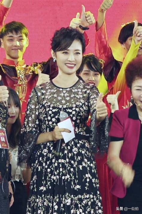 央視主持人周濤亮相活動，印花紗裙配盤發氣質又優雅，哪像51歲 每日頭條