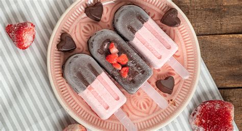 Helado De Fresa Con Cobertura De Chocolate Negro Comiendo Bien