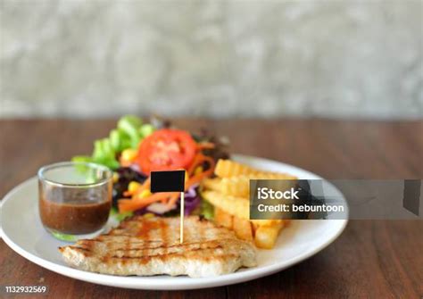 프렌치 프라이와 나무 배경에 샐러드 그릴 구운 돼지 스테이크 접시 경관에 대한 스톡 사진 및 기타 이미지 경관 고기 고추류 Istock