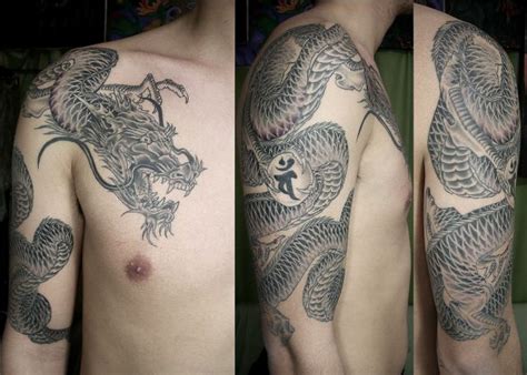 龍腕胸ブラック＆グレーのタトゥーデザイン｜タトゥーナビ