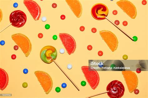 노란색 배경에 레몬의 여러 가지 빛깔의 당수 롤리팝과 마멀레이드 조각 홀리데이 카드의 개념 0명에 대한 스톡 사진 및 기타 이미지 Istock