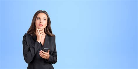 스마트폰을 손에 들고 카피 스페이스를 생각하는 여성 여성 Brand Name Smart Phone에 대한 스톡 사진 및 기타 이미지 Brand Name Smart