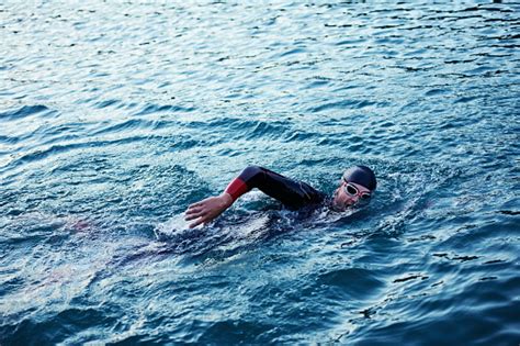 잠수복을 입고 일출에 호수에서 수영하는 트라이 애슬론 선수 Ironman Triathalon에 대한 스톡 사진 및 기타 이미지