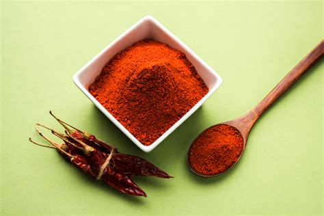 다채로운 배경이 나 일반 배경에 빨간 고추 가루의 더미에 말린된 붉은 고추와 함께 그릇에 빨간 고추 가루 건조한에 대한 스톡 사진 및 기타 이미지 Istock