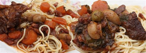 스파게티 파스타를 곁들인 도브 부르기뇽 레드 와인 소스와 양념으로 조린 비프 스튜 0명에 대한 스톡 사진 및 기타 이미지 0명 고기 다우베 Istock