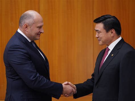 Шадар Сайд С Амарсайхан ОХУ ын Онцгой байдлын сайд дэслэгч генерал А В Куренковыг хүлээн авч