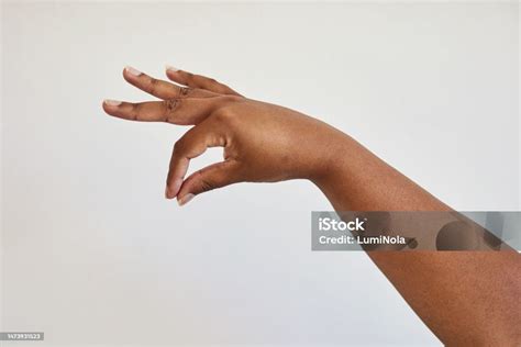 빈 모형 공간을 들고 회색 배경에 스튜디오에서 흑인 여성과 함께 손 손가락 풍미 제스처 손가락 및 꼬집음은 요리사로 요리하는 동안 소금 한 꼬집을 추가하는 여성과 함께 30