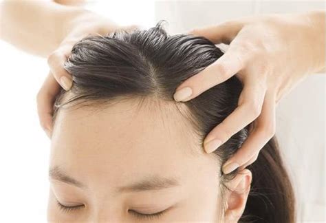 十指梳头发有什么好处 十指梳头好还是梳子梳头好 4 配图网