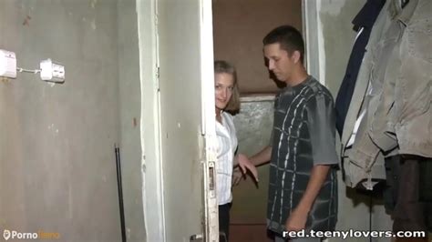 La búsqueda de sexo de un adolescente de primer año PornoReino com