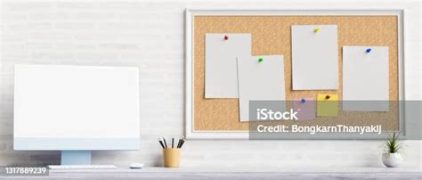벽에 문구및 고지판이 있는 테이블에 모형 화면이 있는 컴퓨터 장치 3d 렌더링 0명에 대한 스톡 사진 및 기타 이미지 0명