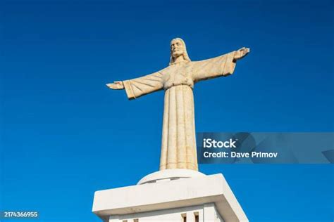 고요한 오후에 맑고 푸른 하늘을 배경으로 루방고 앙골라를 내려다 보는 예수 그리스도의 거대한 동상 기념물에 대한 스톡 사진 및 기타 이미지 Istock