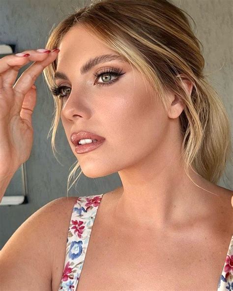 Yasak Elma nın Yıldız ı Eda Ece göğüs dekolteli çiçekli elbisesiyle olay oldu Tam bir bebek