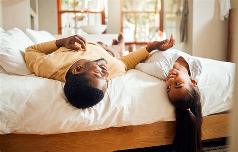 흑인 가족 아이들 그리고 아버지와 딸이 집 침실에 누워 있는 동안 함께 유대감을 형성하는 침대 아이들 집에서 함께 시간을 보내는 남자와 여자와 사랑하고 휴식을 취하십시오