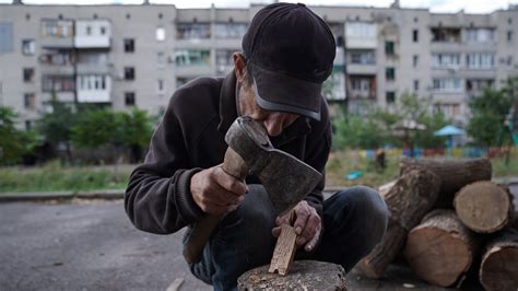 У Миколаєві люди мають змогу безкоштовно отримати дрова від держави — Cуспільне Новини