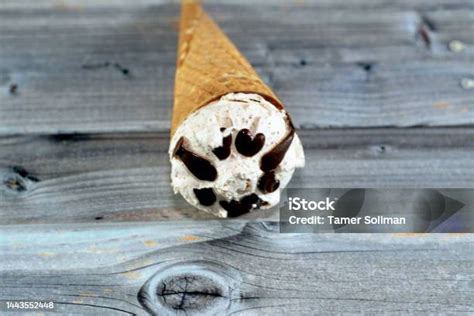 바삭한 웨이퍼 콘에 초콜릿 칩 조각을 토핑한 아이스크림 바닐라 콘 웨이퍼 비스킷에 차가운 아이스크림 돌리기를 녹이는 선택적 초점 거품 내기에 대한 스톡 사진 및 기타 이미지