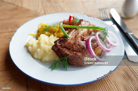 소금에 절인 양배추와 으깬 감자를 곁들인 돼지고기 갈비 구이 갈비 음식에 대한 스톡 사진 및 기타 이미지 갈비 음식 감자 요리 감자튀김 Istock