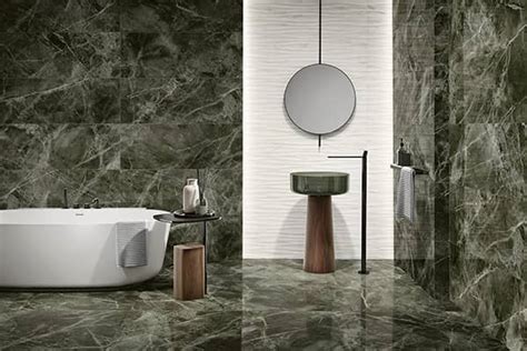 С чем сочетается плитка под мрамор в интерьере | +50 фото