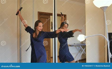 Joven Mujer Linda Posando Cantando Y Bailando Frente Al Espejo En La Casa De Soja Imagen De