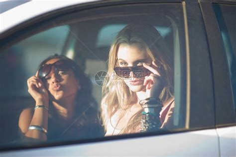 女司机开车背影照片 女晚上开车背影图片 伤感说说吧