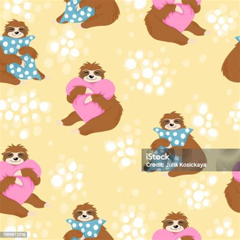 작은 나무늘보 곰 앉아 흰색 반점이있는 파스텔 노란색 배경에 만화 스타일의 물방울 무늬와 하트 베개와 파란색 베개를 포옹 나무늘보와 벡터 원활한 패턴 가정 생활에 대한 스톡