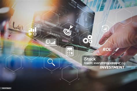 디지털 비즈니스 전략 다이어그램 개념으로 나무 책상에 노트북 컴퓨터에 사용 하는 비즈니스 남자 손의 닫습니다 경제에 대한 스톡 사진 및 기타 이미지 Istock