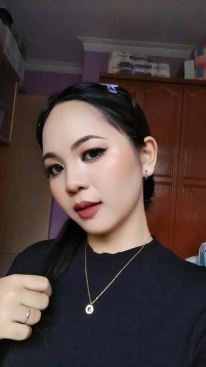 Online မှာဒီသီချင်းလေး ပလူပျံနေလို့ မိတ်ကပ်ကို ဒီလို အကြည်ဓာတ်လေးဖြစ်အောင်လိမ်းကြည့်ထားတယ်