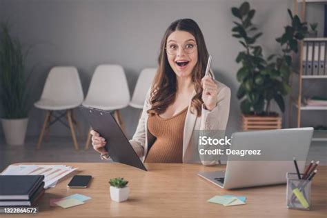 현대 사무실에서 책상에서 펜 클립 보드를 들고 아이디어를 가지고 흥분 임신 한 여성의 사진 초상화 한 명의 여자만에 대한 스톡 사진 및 기타 이미지 Istock