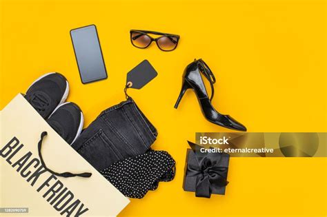 노란색 배경에 옷이 쏟아지는 종이 쇼핑백 블랙 프라이데이 컨셉 플랫 레이에 대한 스톡 사진 및 기타 이미지 플랫 레이 쇼핑백 소매 소비자주의 Istock
