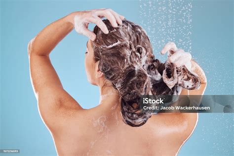 여자 등 샴푸 샤워실의 헤어케어 파란색 배경에 물방울이 있는 위생 그루밍 미용 관리 및 지속 가능성 여성 및 아침 루틴 머리카락의 비누 또는 거품 머리 감기에 대한 스톡