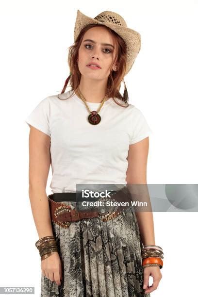 여름 축제 스타일 귀여운 모델 빈 공간 흰색 T셔츠와 카우보이 모자를 쓰고 T 셔츠에 대한 스톡 사진 및 기타 이미지 T 셔츠 가냘픈 가방 Istock