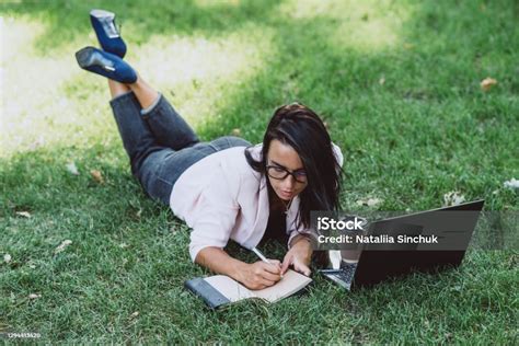 비즈니스 우먼 노트북을 사용하여 여름 잔디 공원에 있다 격리 중에 원격 작업 커피를 마시는 여자 야외 부드러운 선택적 초점 35 39세에 대한 스톡 사진 및 기타 이미지