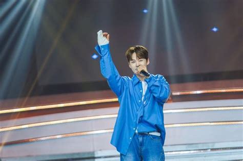 미스터로또 박서진 깁스한 채 등장부상 투혼 한국일보