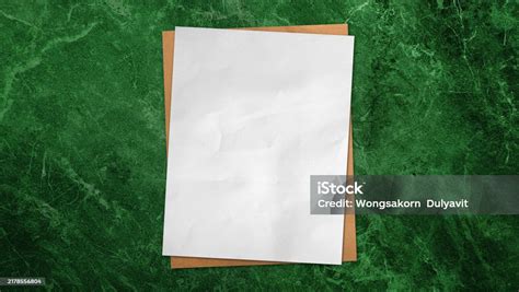 흰색과 갈색 그런 지 종이는 추상 짙은 녹색 대리석 배경에 배치 텍스트 또는 예술 작품을 추가할 수 있는 빈 공간이 있는 종이 빈 종이 조각을 닫습니다 0명에 대한 스톡