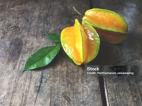 자연 채광과 빈티지 나무 테이블에 스타 사과와 녹색 잎 스타 과일 달 콤 하 고 신 맛 건강 하 고 다이어트 과일 감귤류 과일에 대한 스톡 사진 및 기타 이미지 Istock