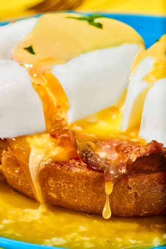 구운 롤빵에 액체 노른자와 베이컨을 곁들인 수란의 클로즈업 아침 식사 음식 팝 아트 달걀 반숙에 대한 스톡 사진 및 기타 이미지