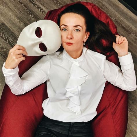 Давайте визнаєм ми з вами любимо історії про жінок художниць ну правда вони мотивують і