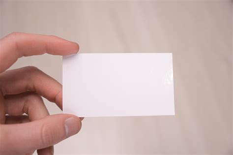 둥근 모서리가 있는 빈 흰색 카드 모형을 손에 잡습니다 일반 호출 카드는 팔을 들고 템플릿을 모의 플라스틱 신용 명표 디스플레이