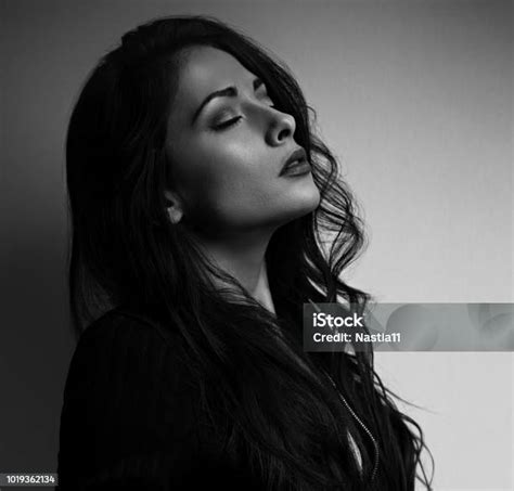 생각 하는 감정 닫힌된 눈 빨간 립스틱 어두운 배경에서 긴 머리와 아름 다운 여자 프로필 근접 촬영 흑백 초상화 한 명의 여자만에 대한 스톡 사진 및 기타 이미지 Istock