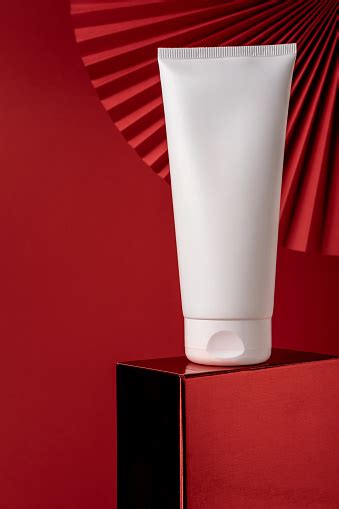 빨간색 연단과 빨간색 배경에 흰색 병 화장품 제품 뷰티 상품 컨셉의 크리스마스 세일 강단에 대한 스톡 사진 및 기타 이미지 강단 스파 온천 개체 그룹 Istock