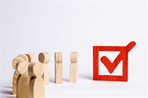 나무 인간의 숫자 상자에서 눈금 옆에 함께 서 선거와 사회 기술 개념입니다 자원 봉사자 정당 후보자 지역구 유권자입니다 선택적 초점 3차원 형태에 대한 스톡 사진 및 기타