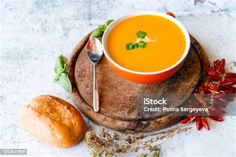 회색 돌 배경에 크림호박과 당근 수프 공간을 복사합니다 맨 위 보기입니다 0명에 대한 스톡 사진 및 기타 이미지 0명 가을 거품 내기 Istock