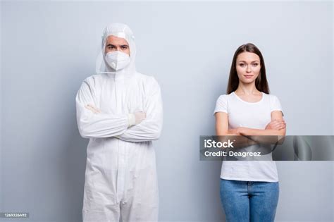 사진 젊은 환자 레이디 남자 전문가 Doc 바이러스학 검사 공방 스탠드 팔 교차 착용 얼굴 마스크 후드 유니폼 플라스틱 얼굴 보호 눈 코 안전 고립 된 회색 색 배경 2명에