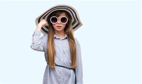 젊은 금발 아이 입고 모자와 선글라스 짜증과 좌절 함 분노 미친 고 손으로 올린 분노 개념 소리와 함께 감정에 대한 스톡 사진 및 기타 이미지 Istock