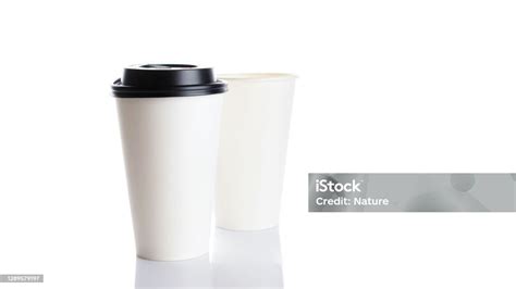흰색 배경에 분리 된 검은 색 뚜껑이있는 뜨거운 커피를위한 흰색 종이 컵 테이크 아웃 빈 작은 차 컵 디자인 텍스트 또는 브랜드의 배너 0명에 대한 스톡 사진 및 기타