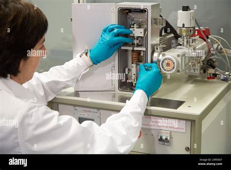 Quenching Dilatometer Equipment To Measure The Expansion And Contraction Of The Metal And